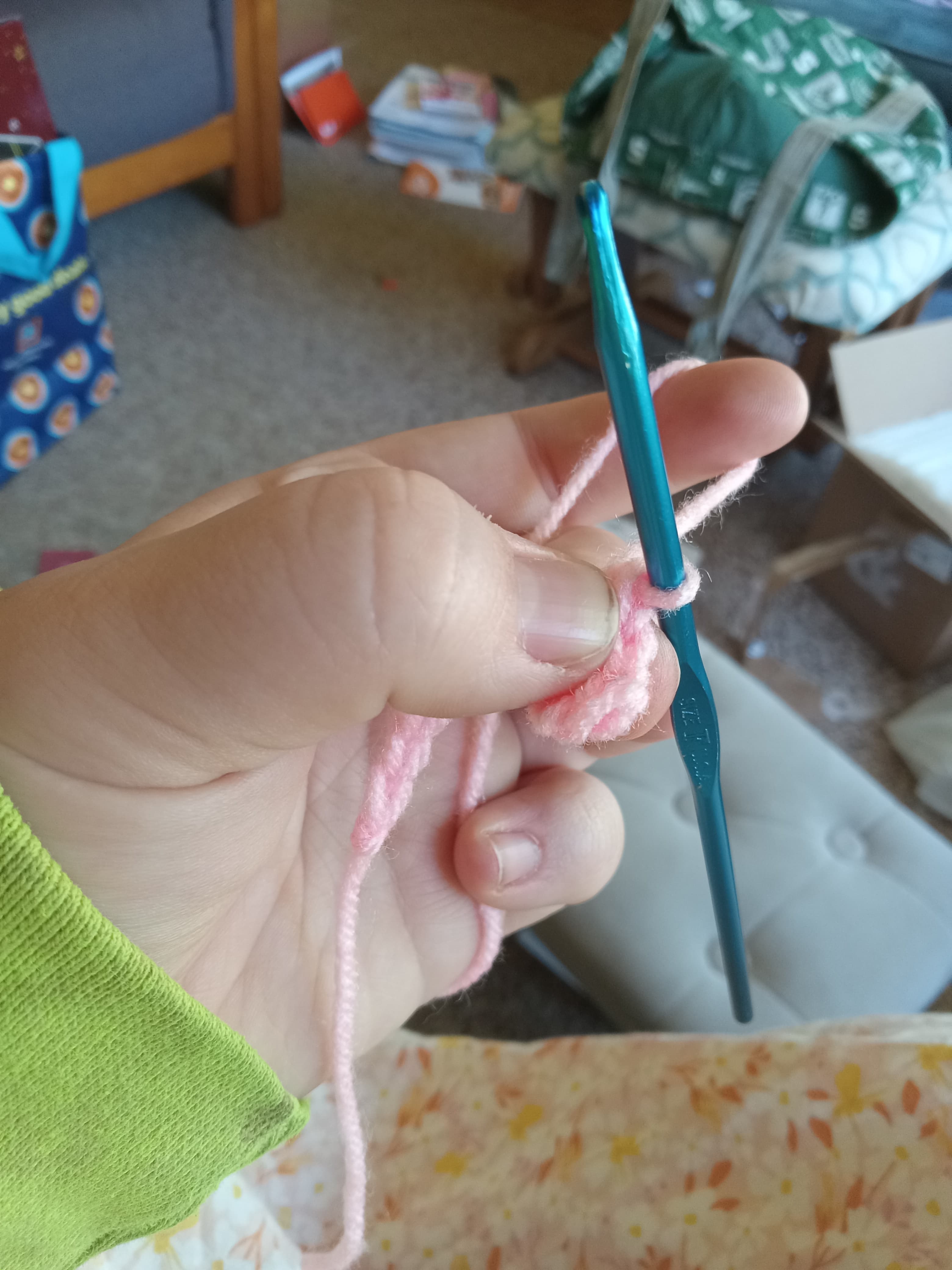 How do right-handed crocheters crochet around their ring 💍? - Left is ...