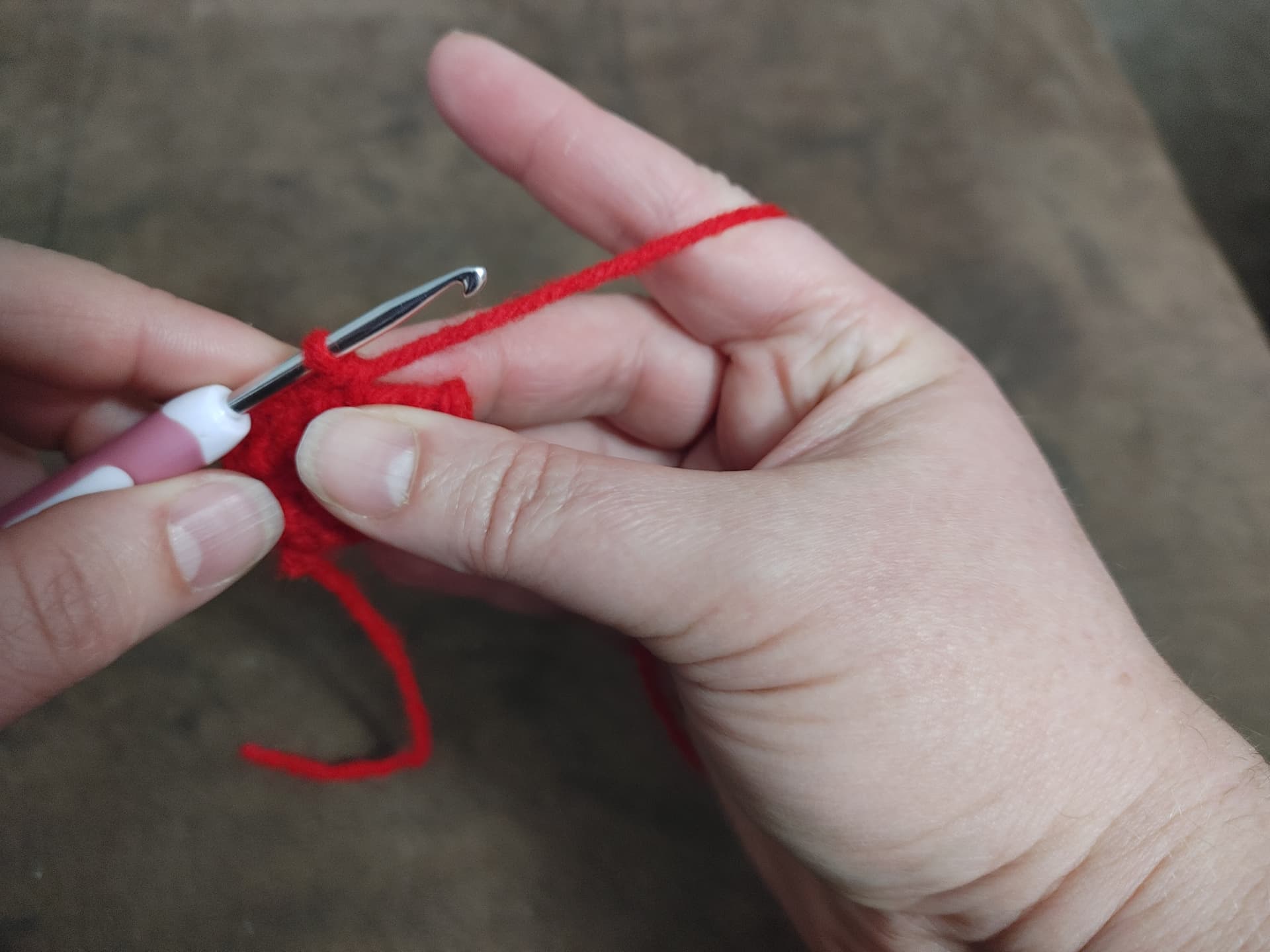 How do right-handed crocheters crochet around their ring 💍? - Left is ...